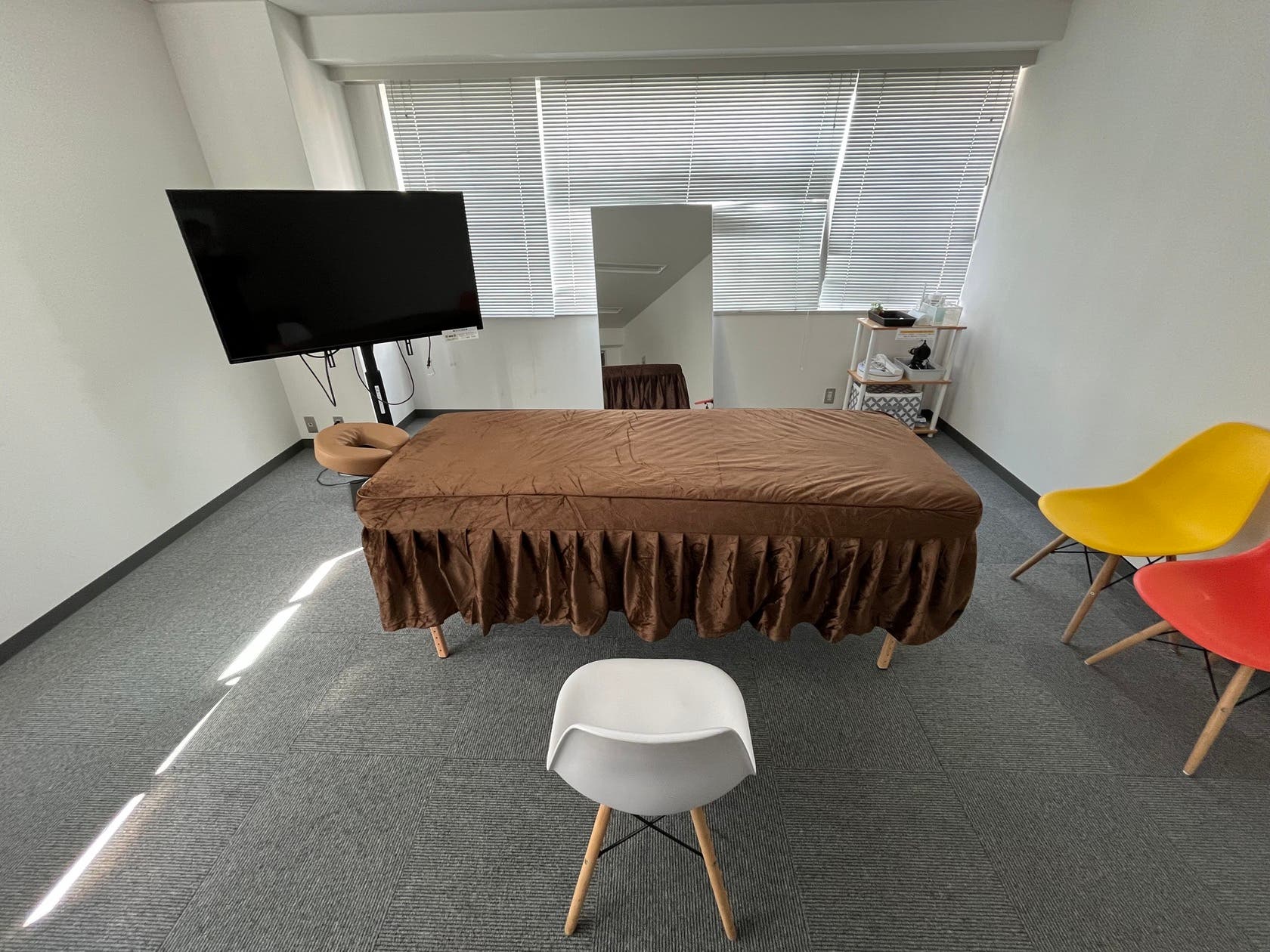 ＜フルーツ会議室🍋旭川駅前＞【室内動画あり】⭐️駅は目の前⭐️明るく広い(36㎡)⭐️ｻﾛﾝ整体もの写真9