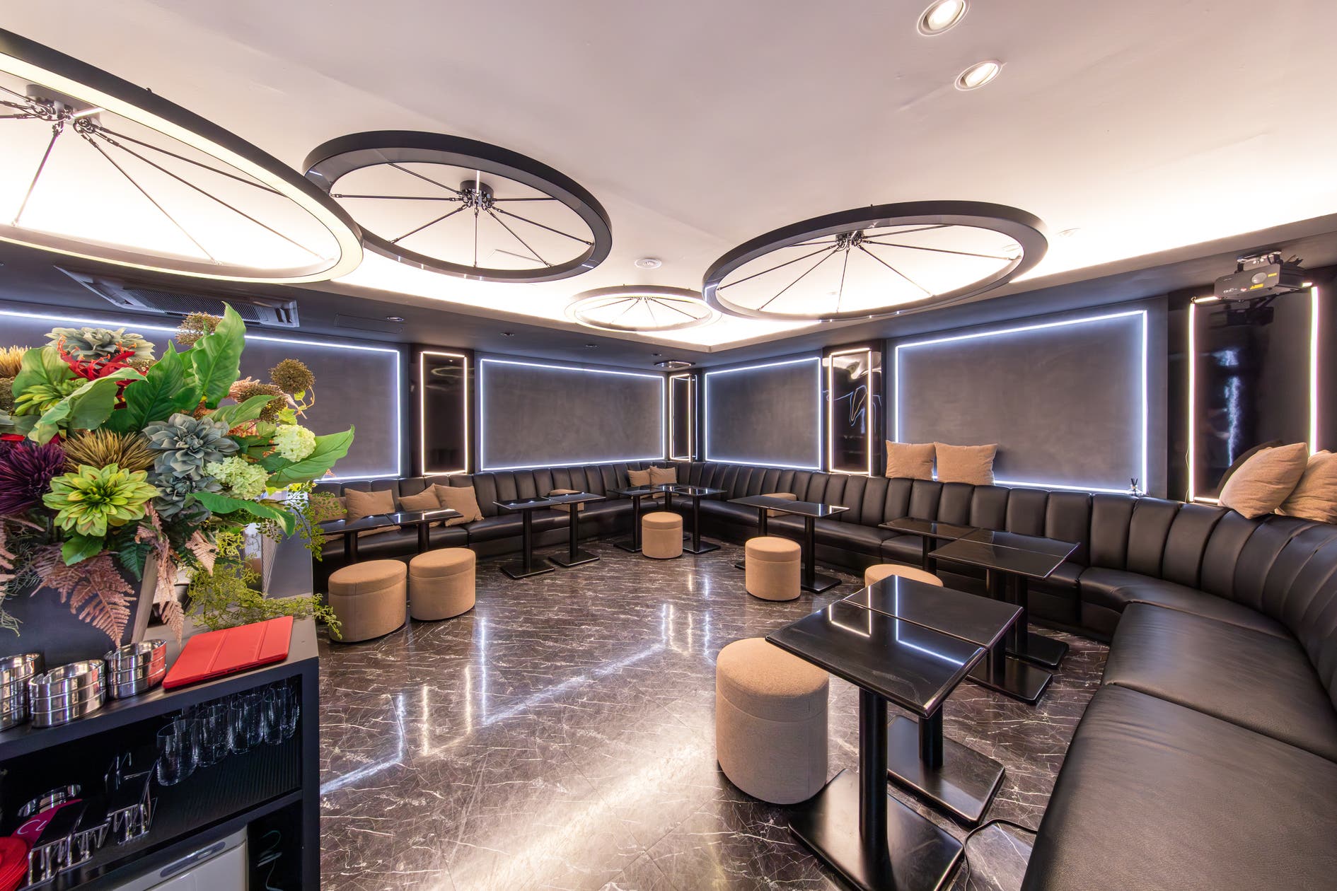 🌟格安利用キャンペーン実施中🌟【東新宿駅徒歩6分】ピンクとホワイトの照明が印象的なホストクラブ/撮影・イベント等でご利用可能の写真7