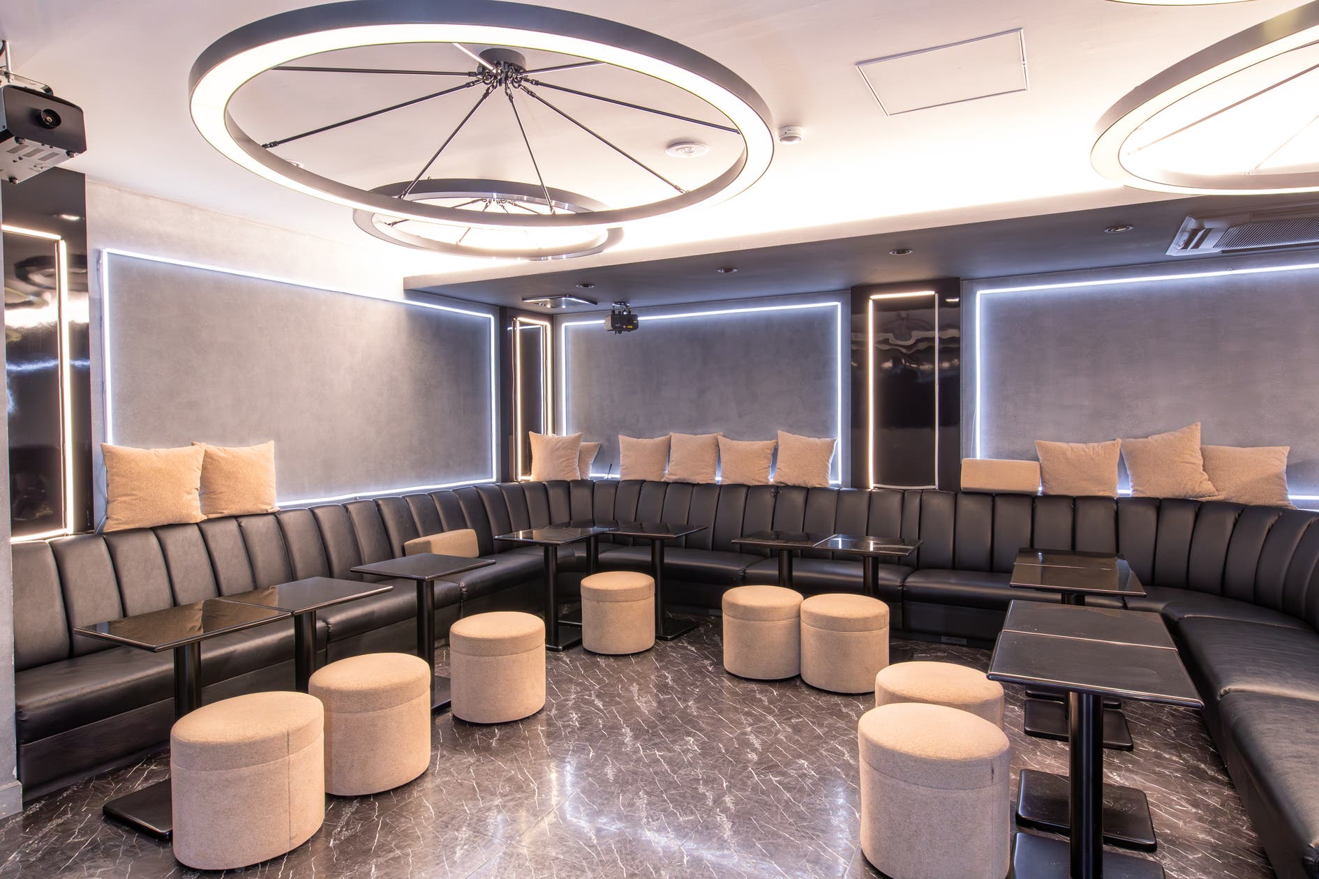 🌟格安利用キャンペーン実施中🌟【東新宿駅徒歩6分】ピンクとホワイトの照明が印象的なホストクラブ/撮影・イベント等でご利用可能の写真6