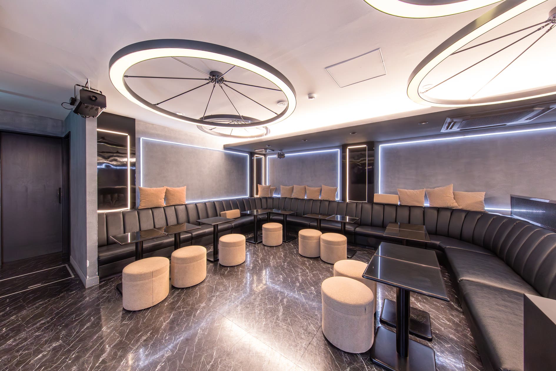 🌟格安利用キャンペーン実施中🌟【東新宿駅徒歩6分】ピンクとホワイトの照明が印象的なホストクラブ/撮影・イベント等でご利用可能の写真5