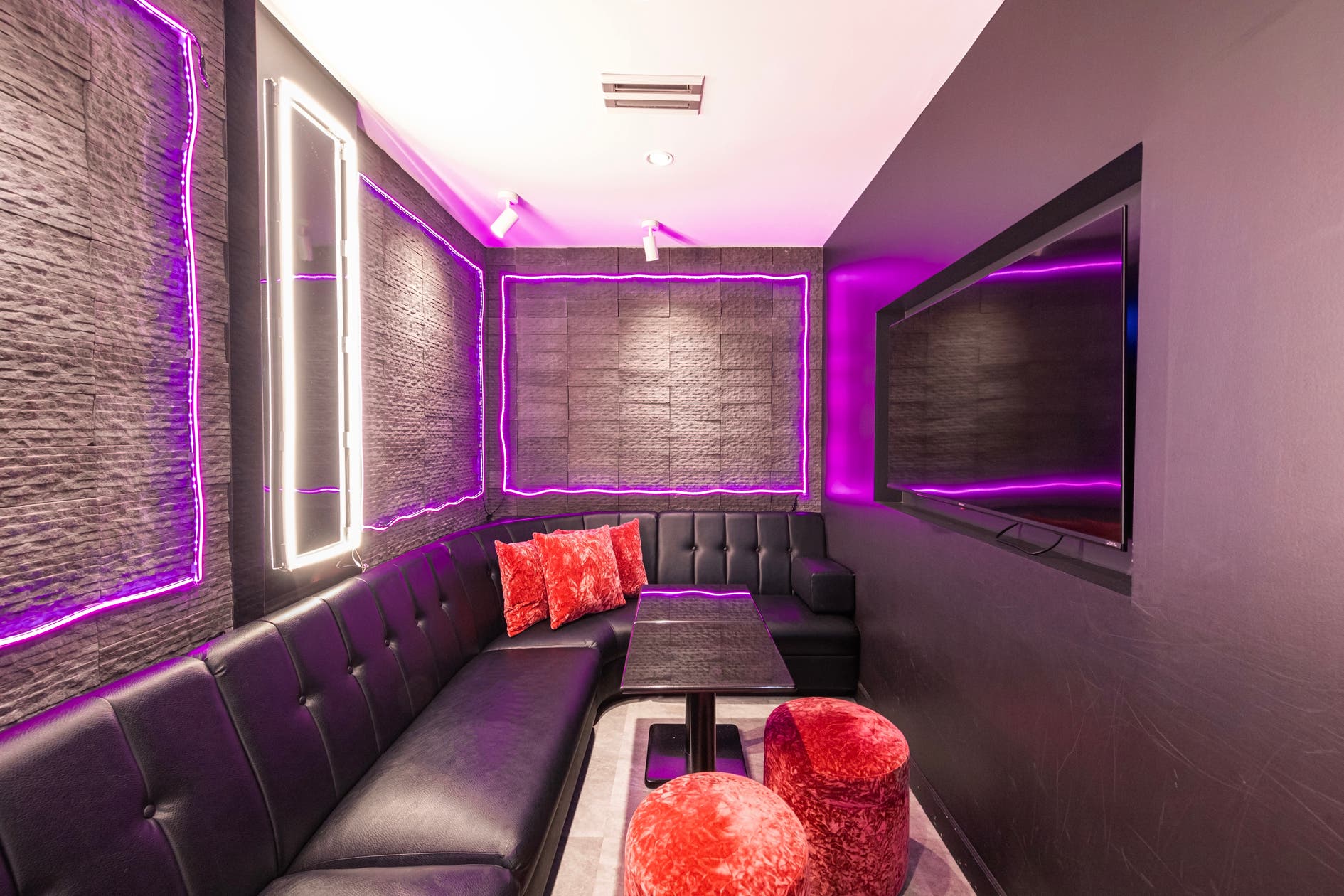 🌟格安利用キャンペーン実施中🌟【東新宿駅徒歩6分】ピンクとホワイトの照明が印象的なホストクラブ/撮影・イベント等でご利用可能の写真4