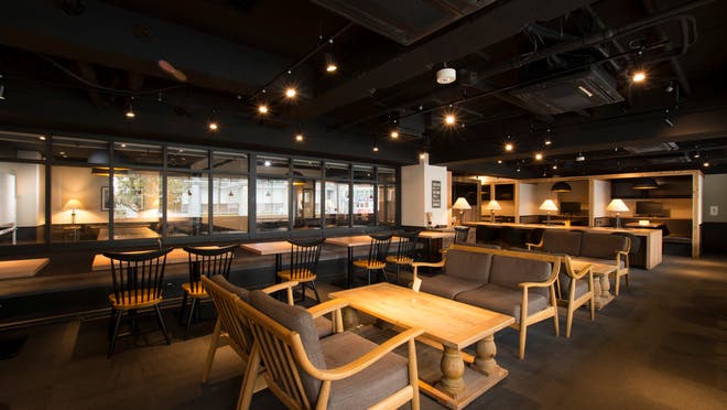 新橋駅徒歩2分!コワーキング席】有人受付/落ち着いた雰囲気/Wi-Fi/モニター/ドリンクバー完備の写真1