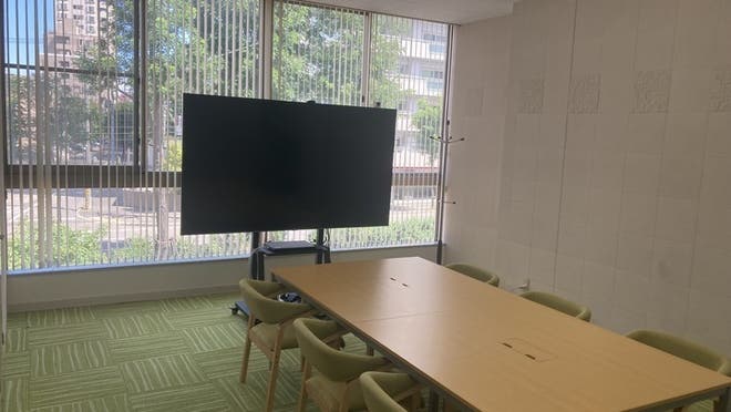 【貸会議室】 地下鉄白石駅徒歩4分!6人収容可 wifi 特大モニター(85インチ)完備 テレワークや会議にの写真1