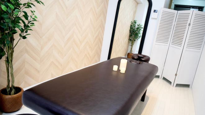 【新宿西口駅10秒】新宿駅2分の超駅近🚶|電動昇降式ベットを完備👌|新宿最安🉐|洗練された清潔感のある内装|🌱レンタルサロンの写真1