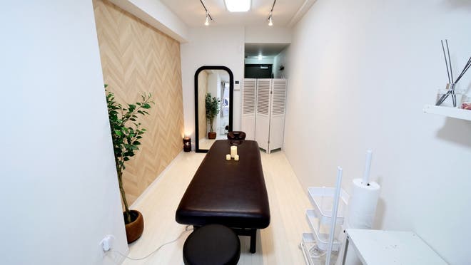 【新宿西口駅10秒】新宿駅2分の超駅近🚶|電動昇降式ベットを完備👌|新宿最安🉐|洗練された清潔感のある内装|🌱レンタルサロンの写真3