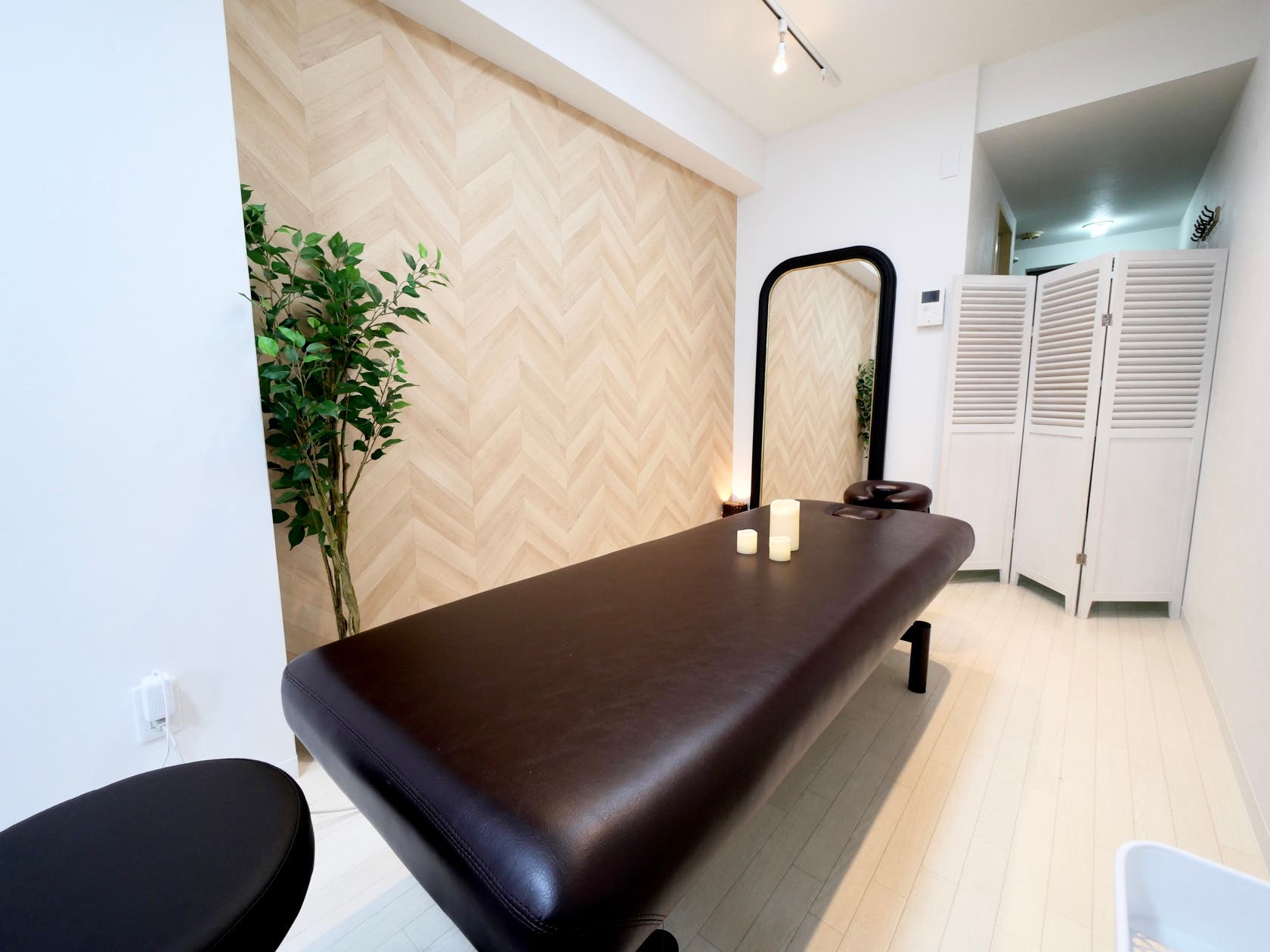 【新宿西口駅10秒】新宿駅2分の超駅近🚶｜電動昇降式ベットを完備👌｜新宿最安🉐｜洗練された清潔感のある内装｜🌱レンタルサロンの写真4