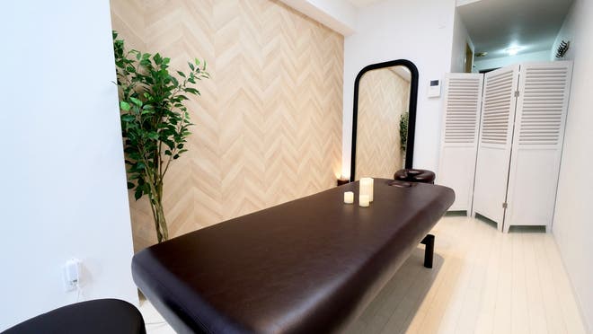 【新宿西口駅10秒】新宿駅2分の超駅近🚶|電動昇降式ベットを完備👌|新宿最安🉐|洗練された清潔感のある内装|🌱レンタルサロンの写真4