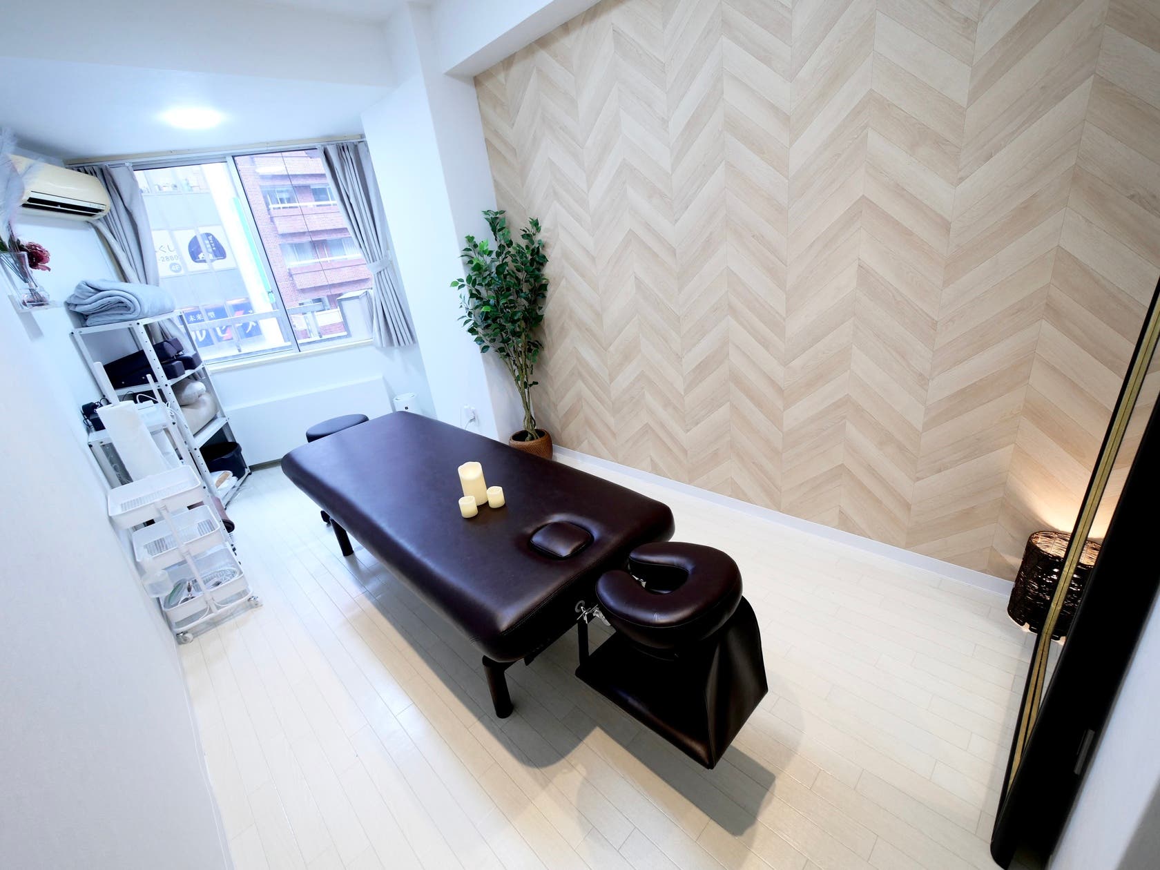 【新宿西口駅10秒】新宿駅2分の超駅近🚶｜電動昇降式ベットを完備👌｜新宿最安🉐｜洗練された清潔感のある内装｜🌱レンタルサロンの写真5