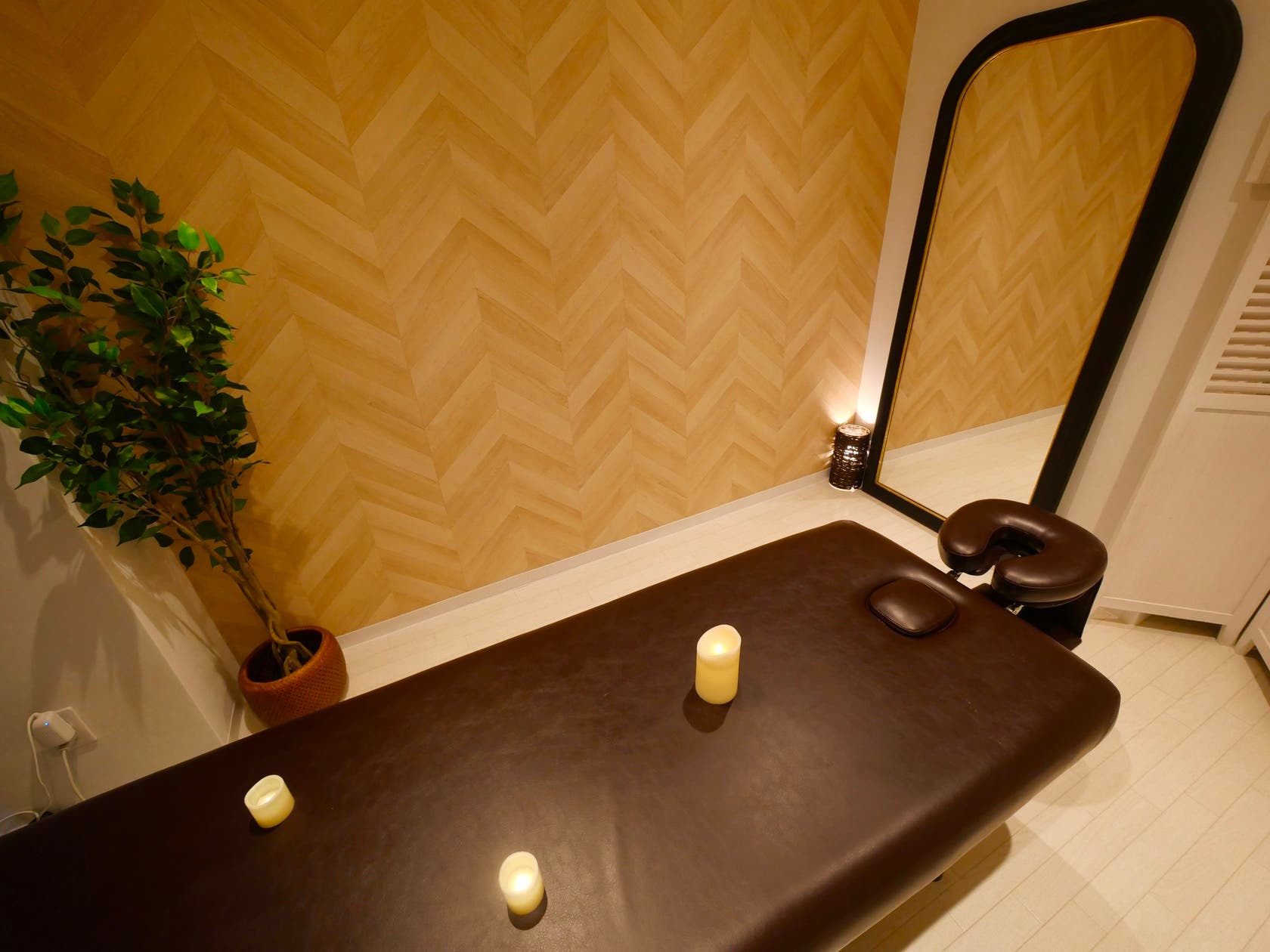 【新宿西口駅10秒】新宿駅2分の超駅近🚶｜電動昇降式ベットを完備👌｜新宿最安🉐｜洗練された清潔感のある内装｜🌱レンタルサロンの写真8