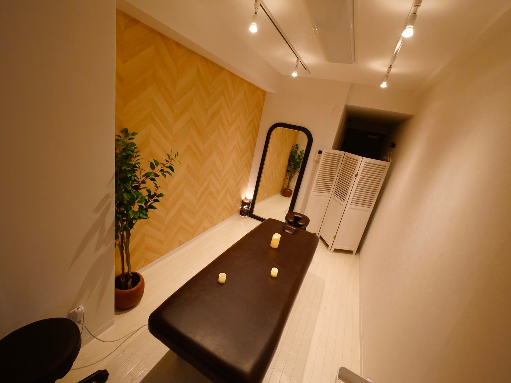 【新宿西口駅10秒】新宿駅2分の超駅近🚶｜電動昇降式ベットを完備👌｜新宿最安🉐｜洗練された清潔感のある内装｜🌱レンタルサロンの写真9