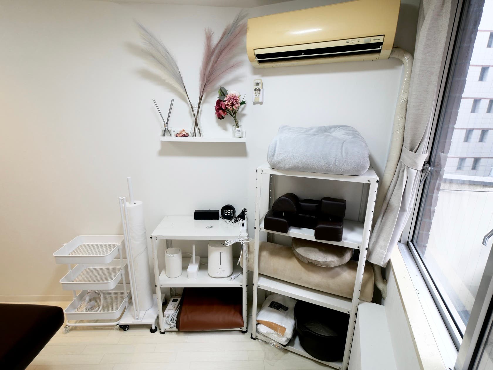 【新宿西口駅10秒】新宿駅2分の超駅近🚶｜電動昇降式ベットを完備👌｜新宿最安🉐｜洗練された清潔感のある内装｜🌱レンタルサロンの写真10