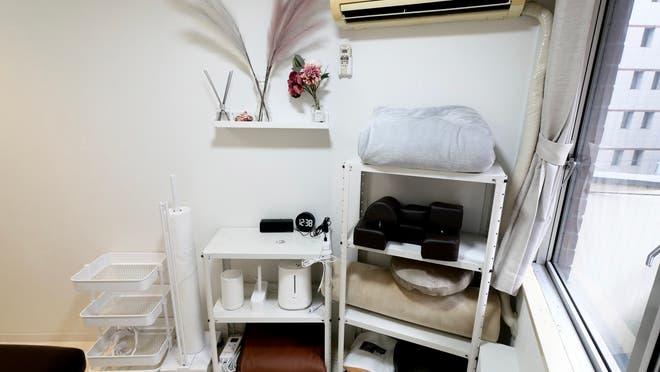 【新宿西口駅10秒】新宿駅2分の超駅近🚶|電動昇降式ベットを完備👌|新宿最安🉐|洗練された清潔感のある内装|🌱レンタルサロンの写真10