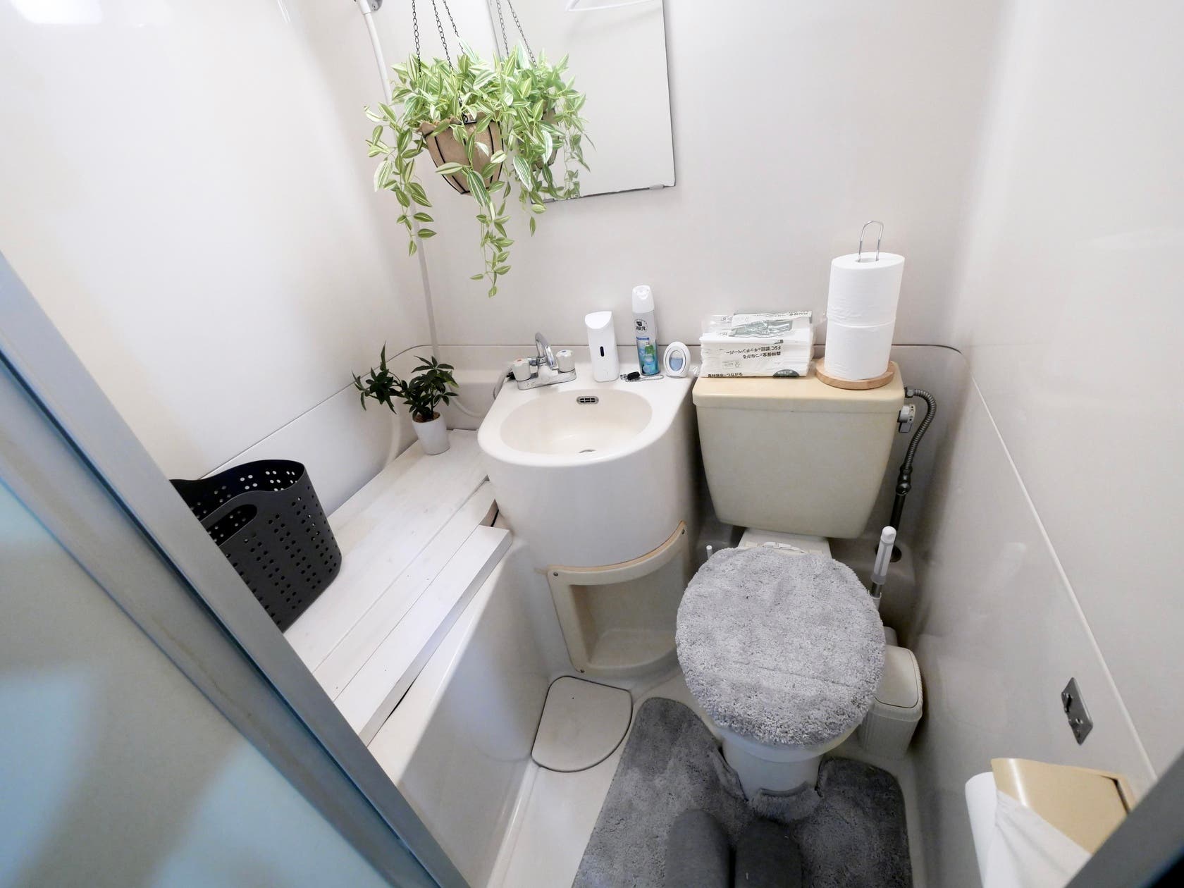 【新宿西口駅10秒】新宿駅2分の超駅近🚶｜電動昇降式ベットを完備👌｜新宿最安🉐｜洗練された清潔感のある内装｜🌱レンタルサロンの写真11