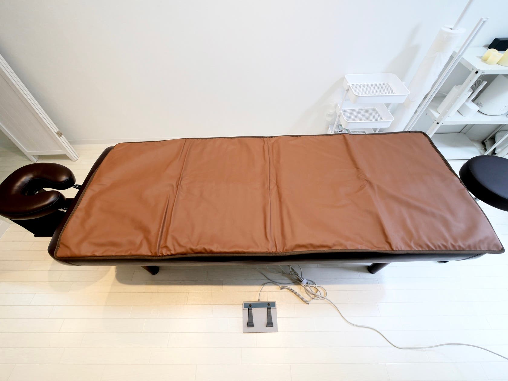 【新宿西口駅10秒】新宿駅2分の超駅近🚶｜電動昇降式ベットを完備👌｜新宿最安🉐｜洗練された清潔感のある内装｜🌱レンタルサロンの写真18