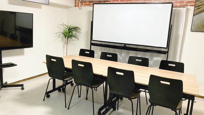 24h/飲食OK/博多駅出口2分/最大12名/明るい/光Wi-Fi/設備無料/55㌅モニターの写真1