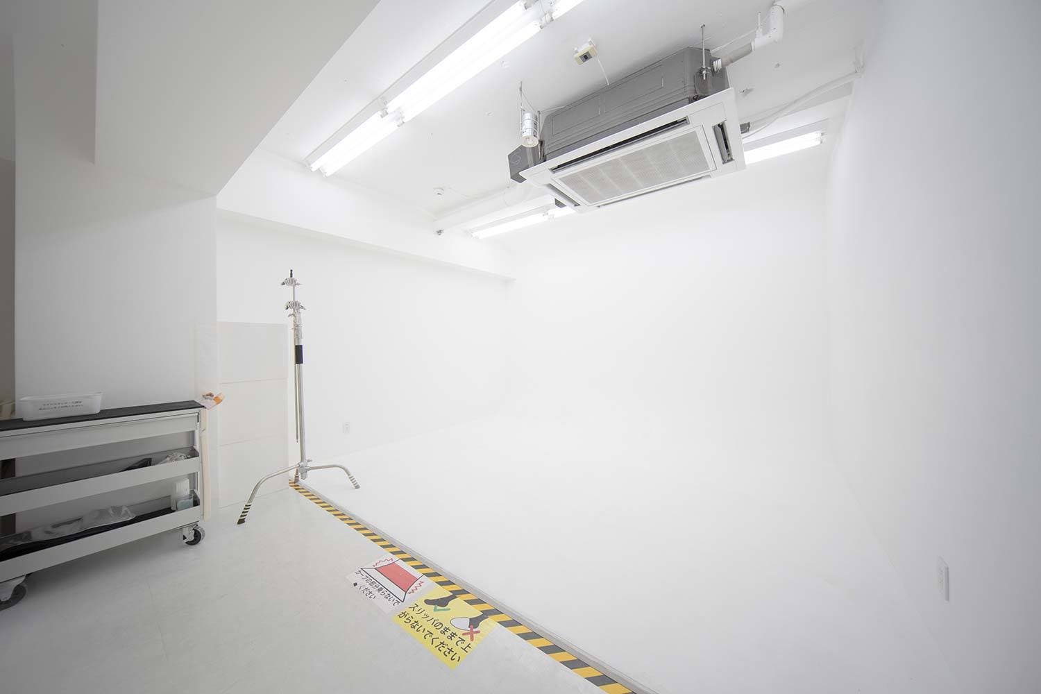 【新宿区】格安！白ホリ撮影スタジオ｜天地R構造｜NANLITEなどLEDライト多数｜人物撮影｜モデル撮影｜コスプレ｜作品撮りの写真3