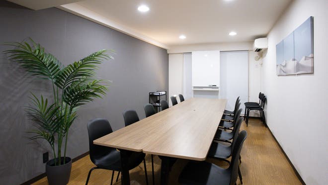 【大手町/神田駅徒歩5分】16名収容🛜光Wi-Fi🌇プロジェクター🗝️鍵無し入室可📊会議📷撮影/動画配信🃏ボドゲに最適の写真3