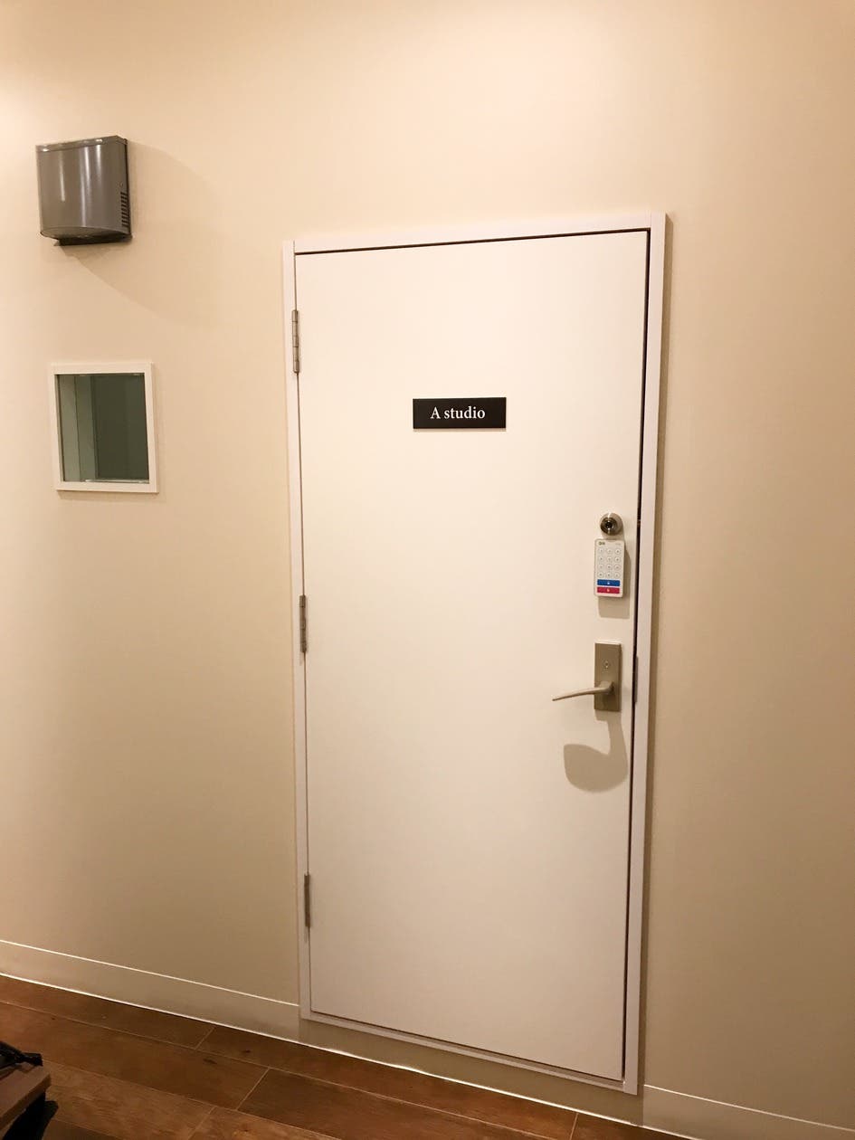 【Ast】月1調律のピアノ、Dr40の高防音性能、清潔で快適、24時間OK。テレワーク会議レッスン練習お稽古撮影収録等の写真4