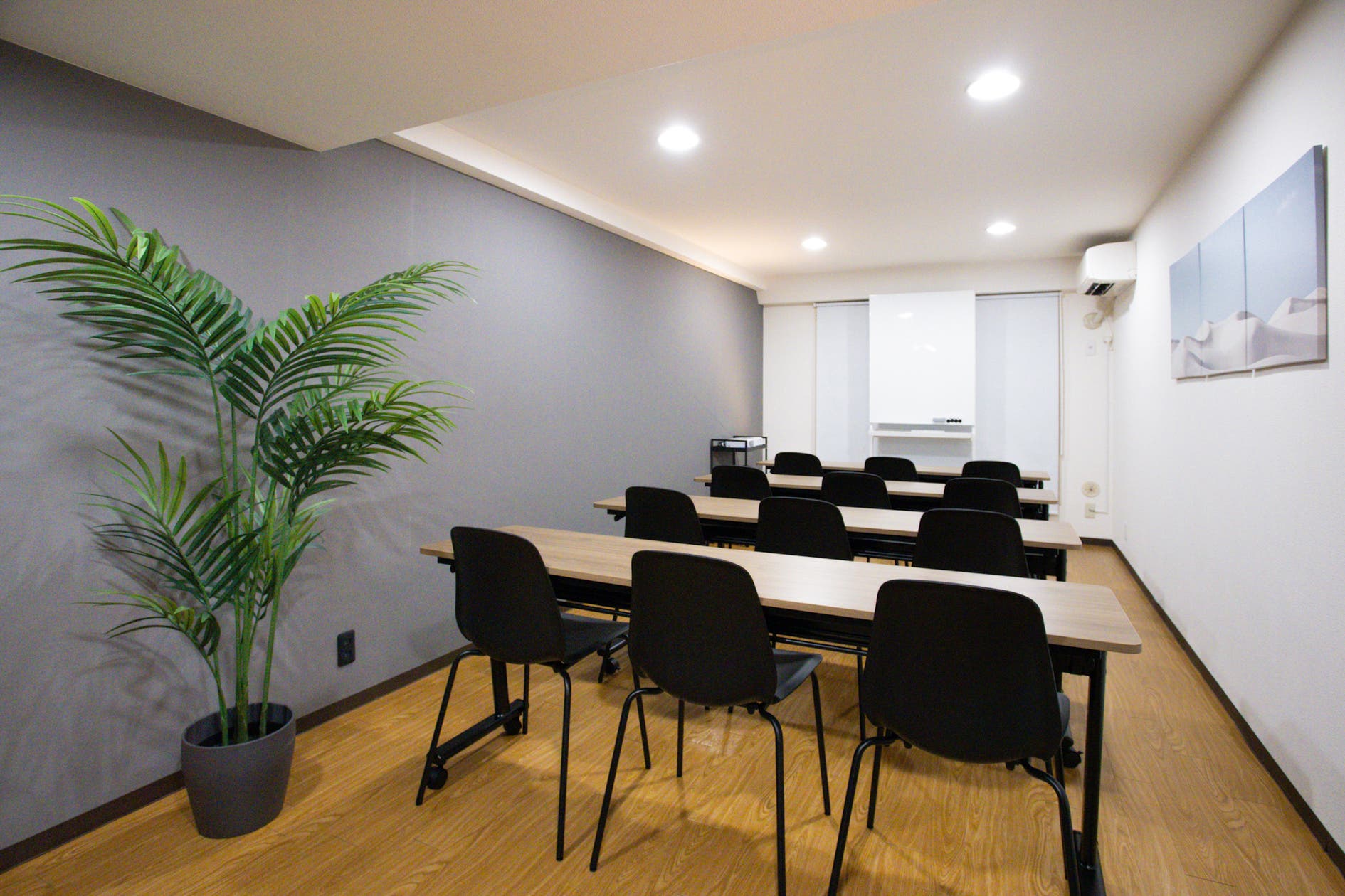 【大手町/神田駅徒歩５分】16名収容🛜光Wi-Fi🌇プロジェクター🗝️鍵無し入室可📊会議📷撮影/動画配信🃏ボドゲに最適の写真5