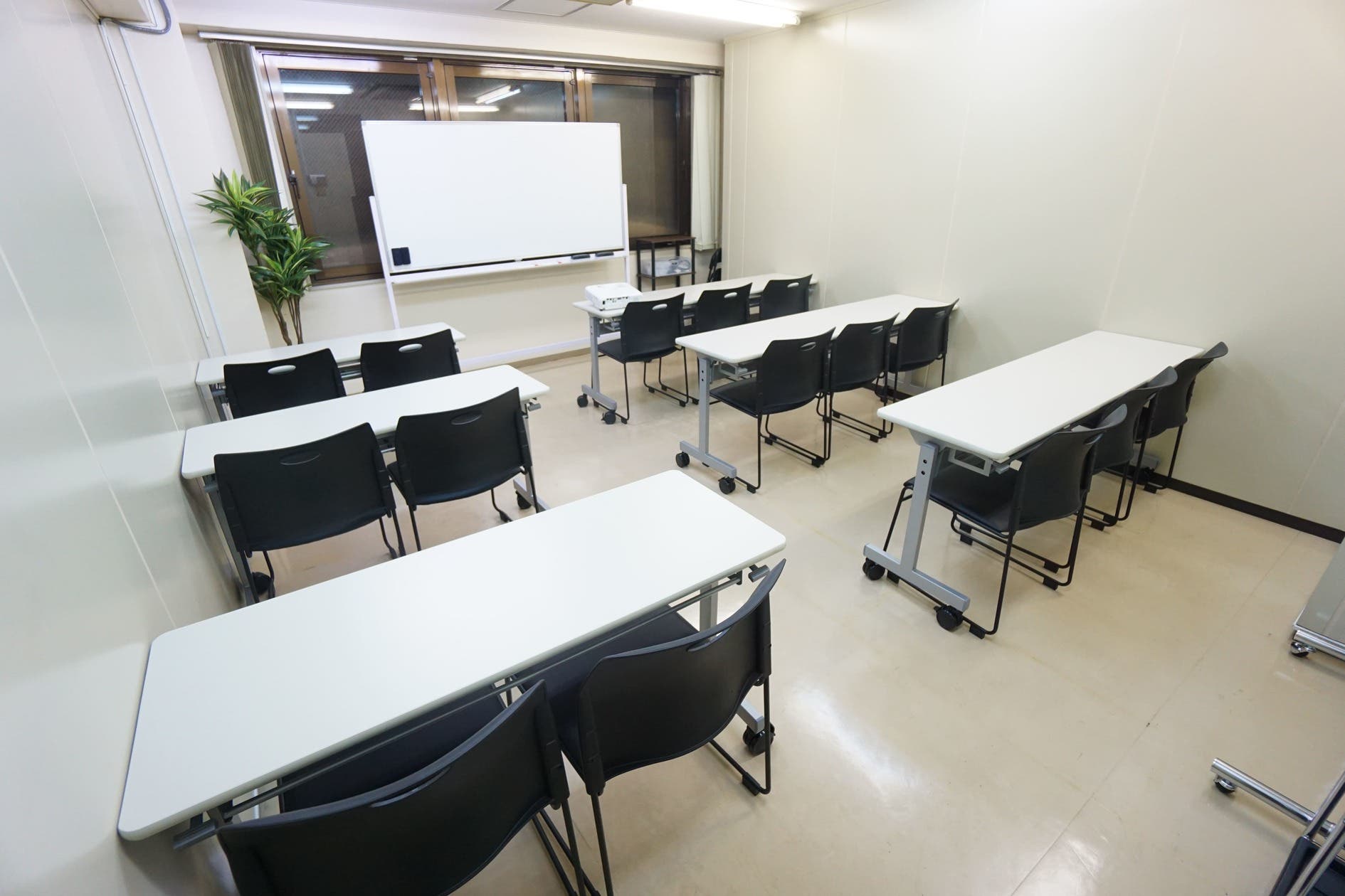 水道橋駅🚶1分🚃神保町駅🚶6分🚃シンプルな会議室 ☕貸し切り6930円～🎲最大15名👌モニター＆ホワイトボード充実の写真21