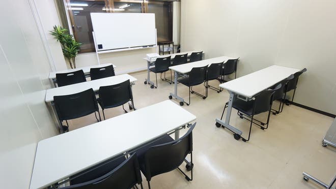 水道橋駅🚶1分🚃神保町駅🚶6分🚃シンプルな会議室 ☕貸し切り6930円~🎲最大15名👌モニター&ホワイトボード充実の写真21