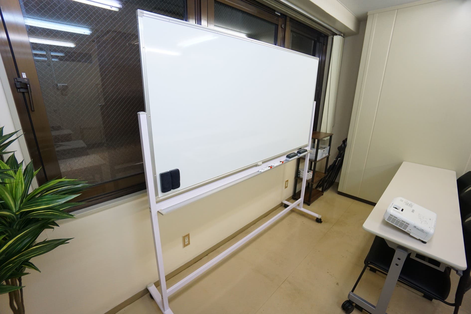 水道橋駅🚶1分🚃神保町駅🚶6分🚃シンプルな会議室 ☕貸し切り6930円～🎲最大15名👌モニター＆ホワイトボード充実の写真13