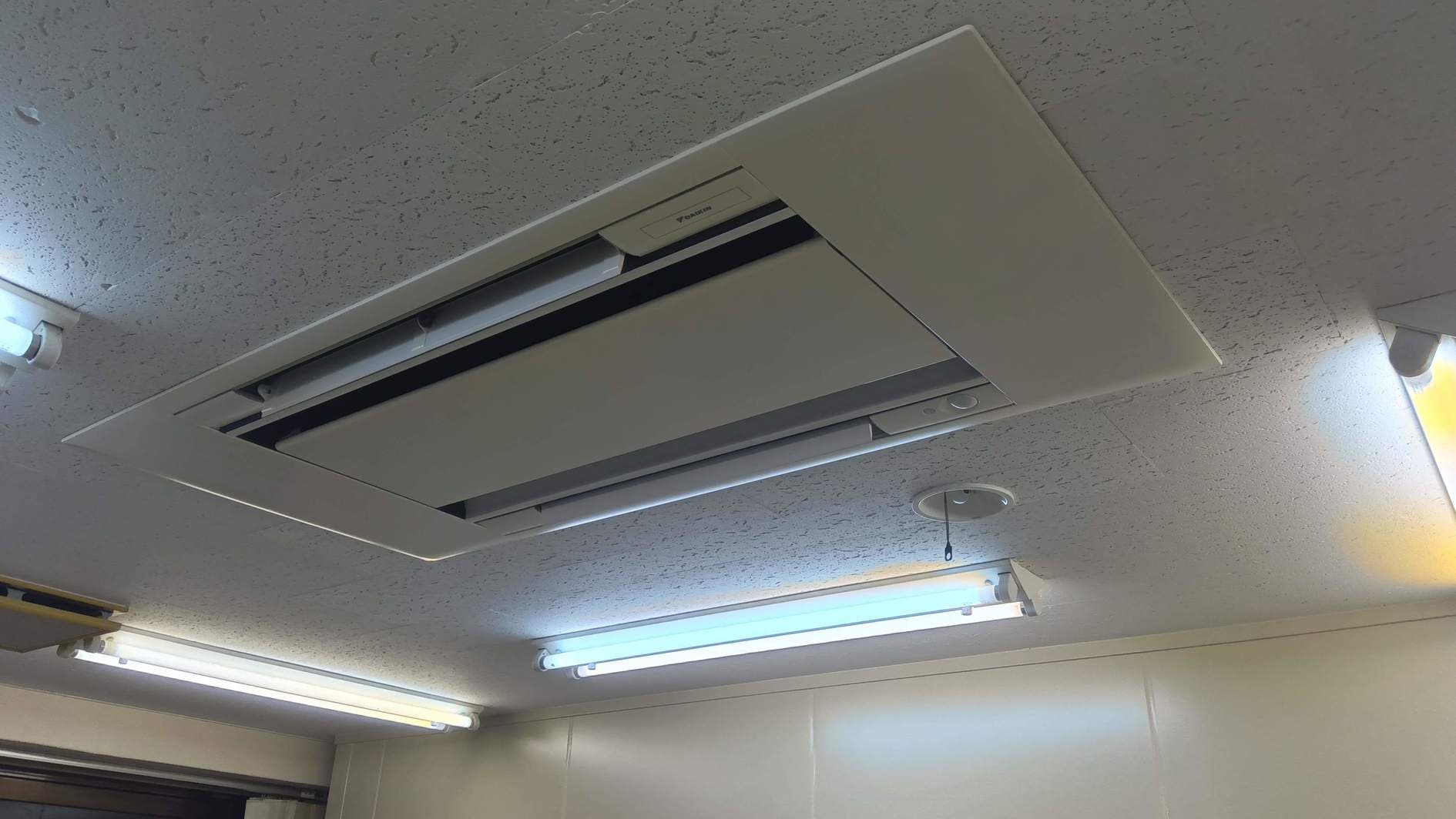 水道橋駅🚶1分🚃神保町駅🚶6分🚃シンプルな会議室 ☕貸し切り6930円～🎲最大15名👌モニター＆ホワイトボード充実の写真11