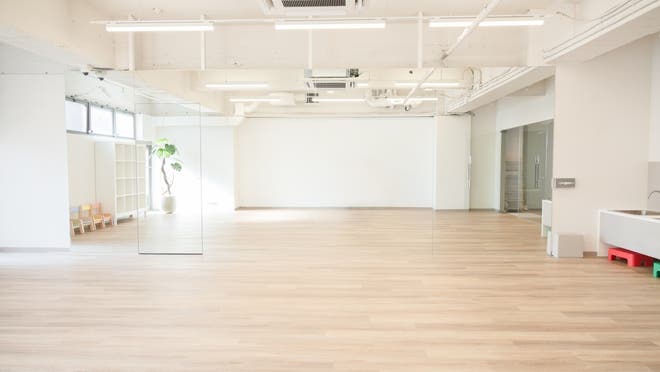 今池駅徒歩3分・千種駅徒歩6分 広くて明るい鏡張りスタジオ!の写真1