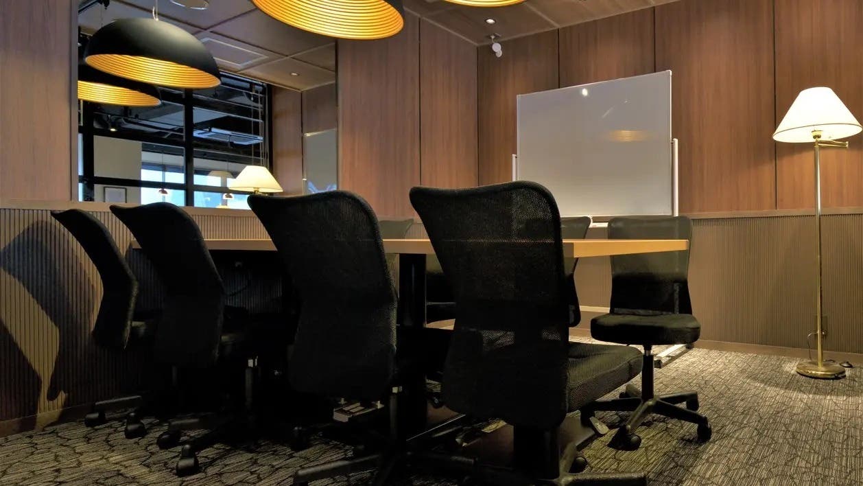 【8名会議室】神保町駅徒歩1分！/モニター/Wi-Fi/充電器/テレワークやWeb会議に最適の写真4