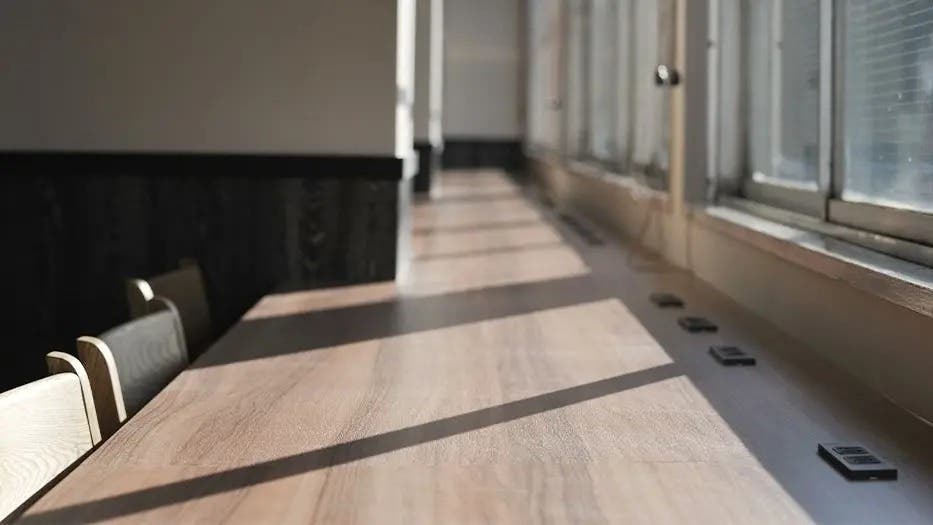 【1～4名BOX席】神保町駅徒歩1分！受付スタッフ常駐/モニター/Wi-Fiフリードリンク/充電器/テレワークやWeb会議に最適の写真8