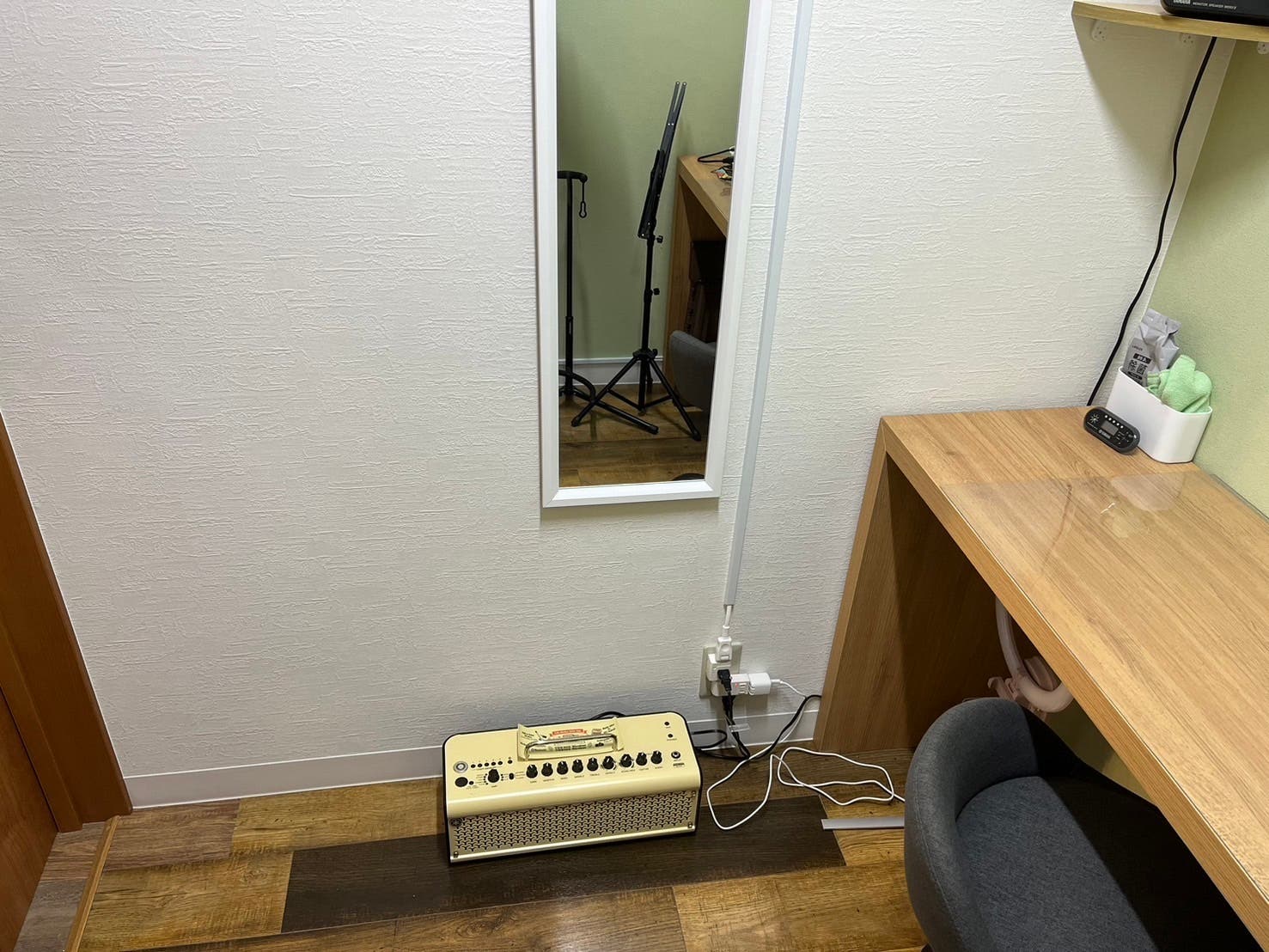 【Dスタジオ】久地駅徒歩2分！穴場的音楽自主練スペース！自習や撮影にも！ 150cmのデスク、リングライト、wi-fiも完備！の写真4