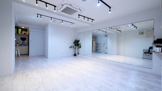 【横浜駅6分】約30平米|横6m×縦4.5m|地域最安|LEDで雰囲気👍|毎日清掃🧹|ヨガマット5枚無料|レンタルスタジオの写真1