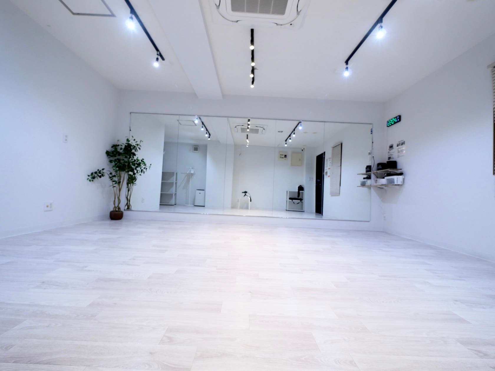 【横浜駅6分】約30平米｜横6m×縦4.5m｜地域最安｜LEDで雰囲気👍｜毎日清掃🧹｜ヨガマット5枚無料｜レンタルスタジオの写真7