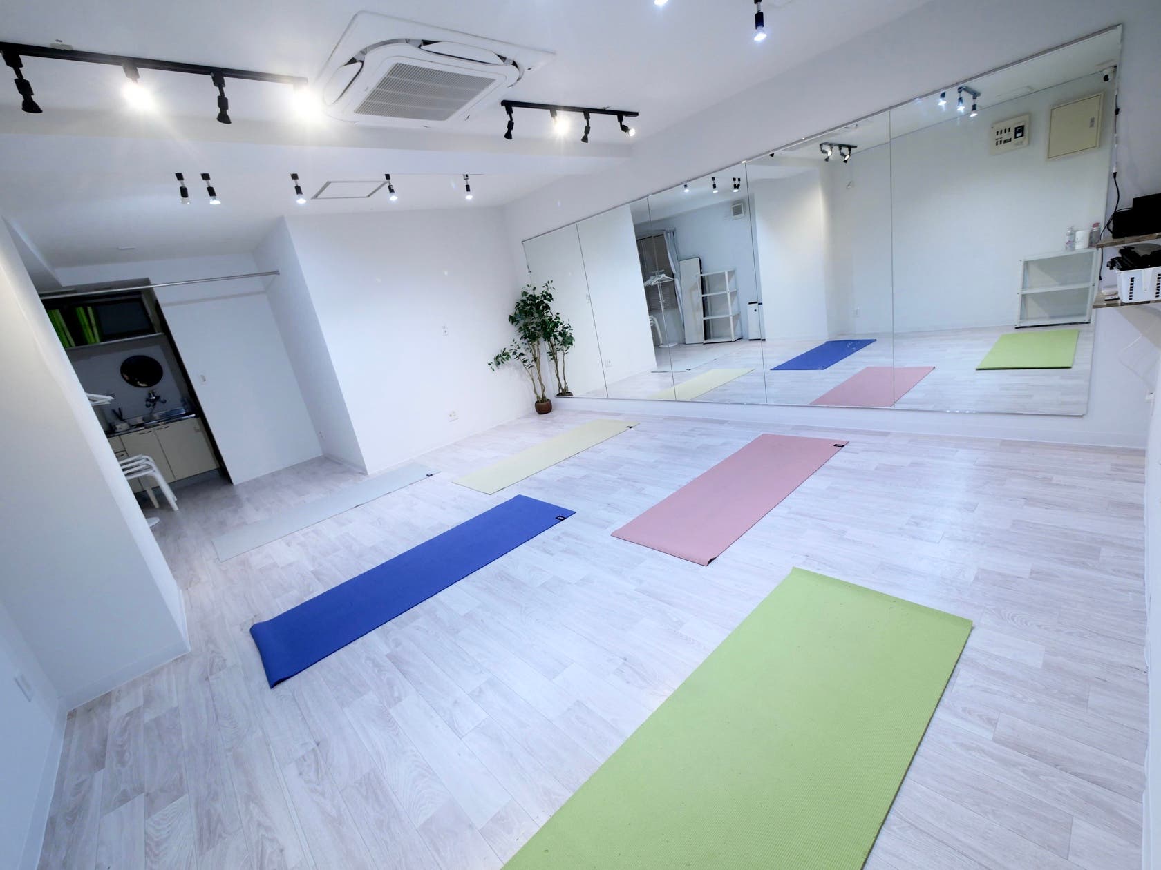 【横浜駅6分】約30平米｜横6m×縦4.5m｜地域最安｜LEDで雰囲気👍｜毎日清掃🧹｜ヨガマット5枚無料｜レンタルスタジオの写真12