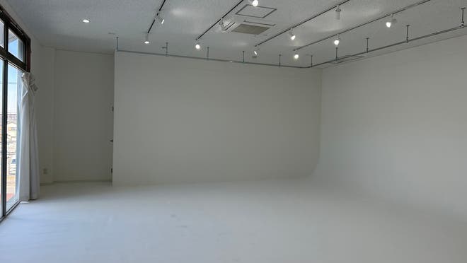 個人・企業映像写真撮影対応。Wi-Fi、プロジェクター完備。セミナーや研修等OK。女子会・ママ会におすすめなイベントスペースの写真1