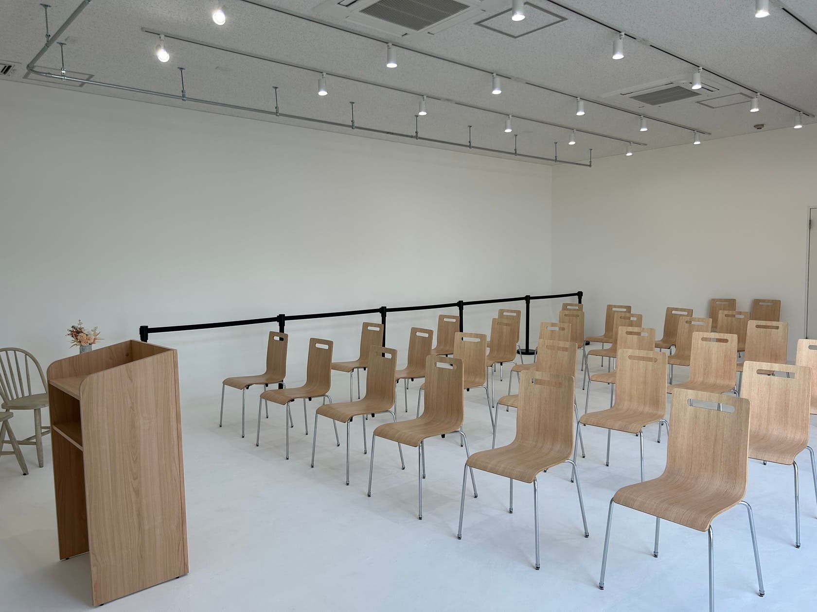 個人・企業映像写真撮影対応。Wi-Fi、プロジェクター完備。セミナーや研修等OK。女子会・ママ会におすすめなイベントスペースの写真3