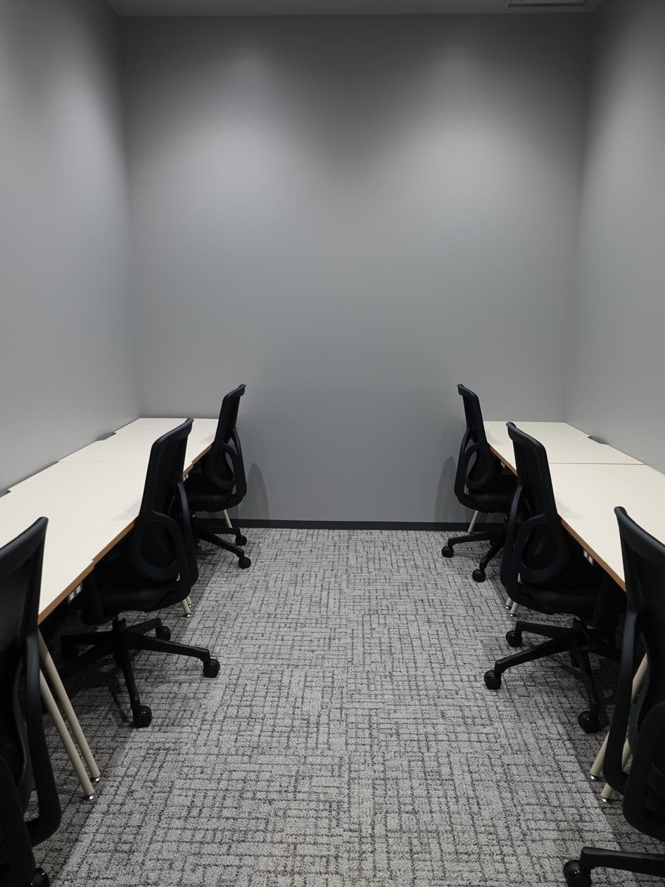 貸し会議室【Room5 - 6人部屋】 ｰ chilink WORKSITE MINATOMIRAI ※新高島駅から徒歩2分の写真1