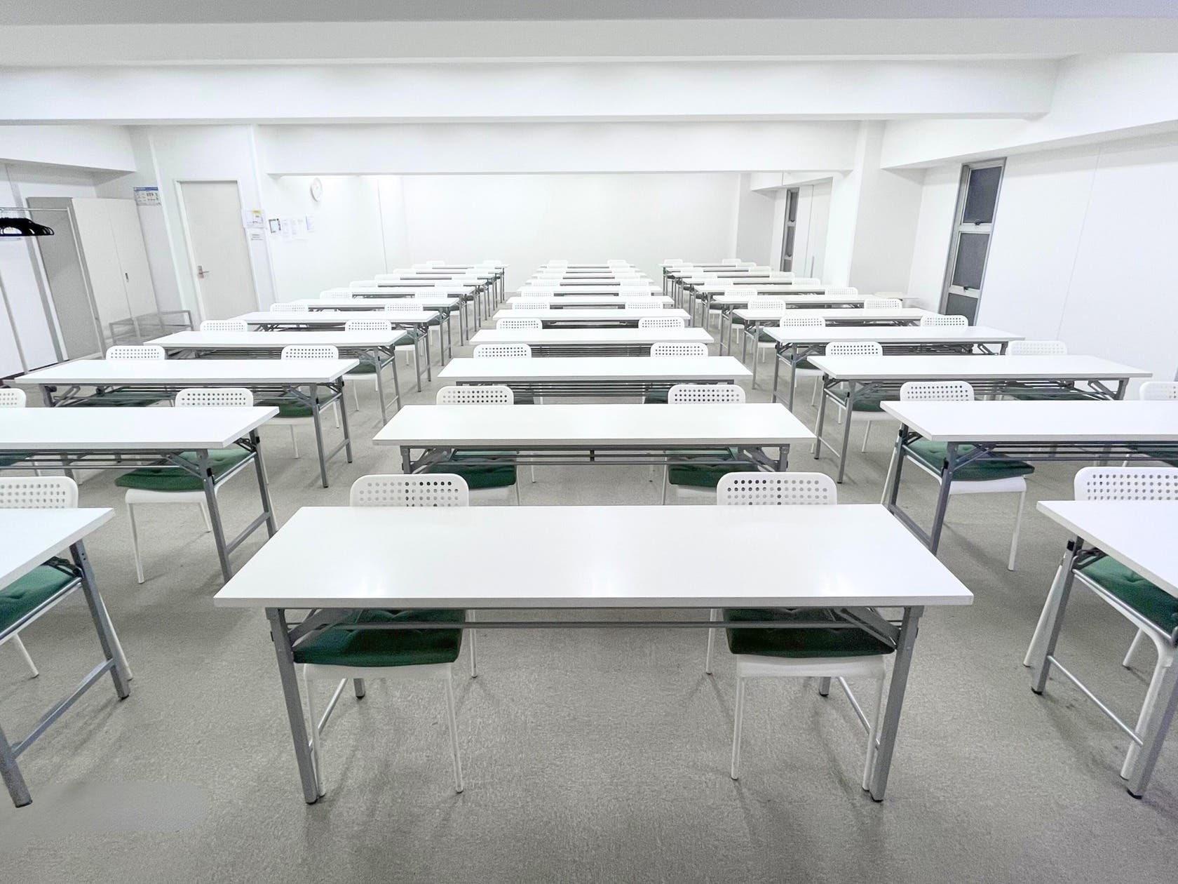 【秋葉原駅から徒歩8分・102名利用可⭐】設備充実⭐会議・研修・セミナー・試験・ウェビナー・説明会■3階B会議室の写真1