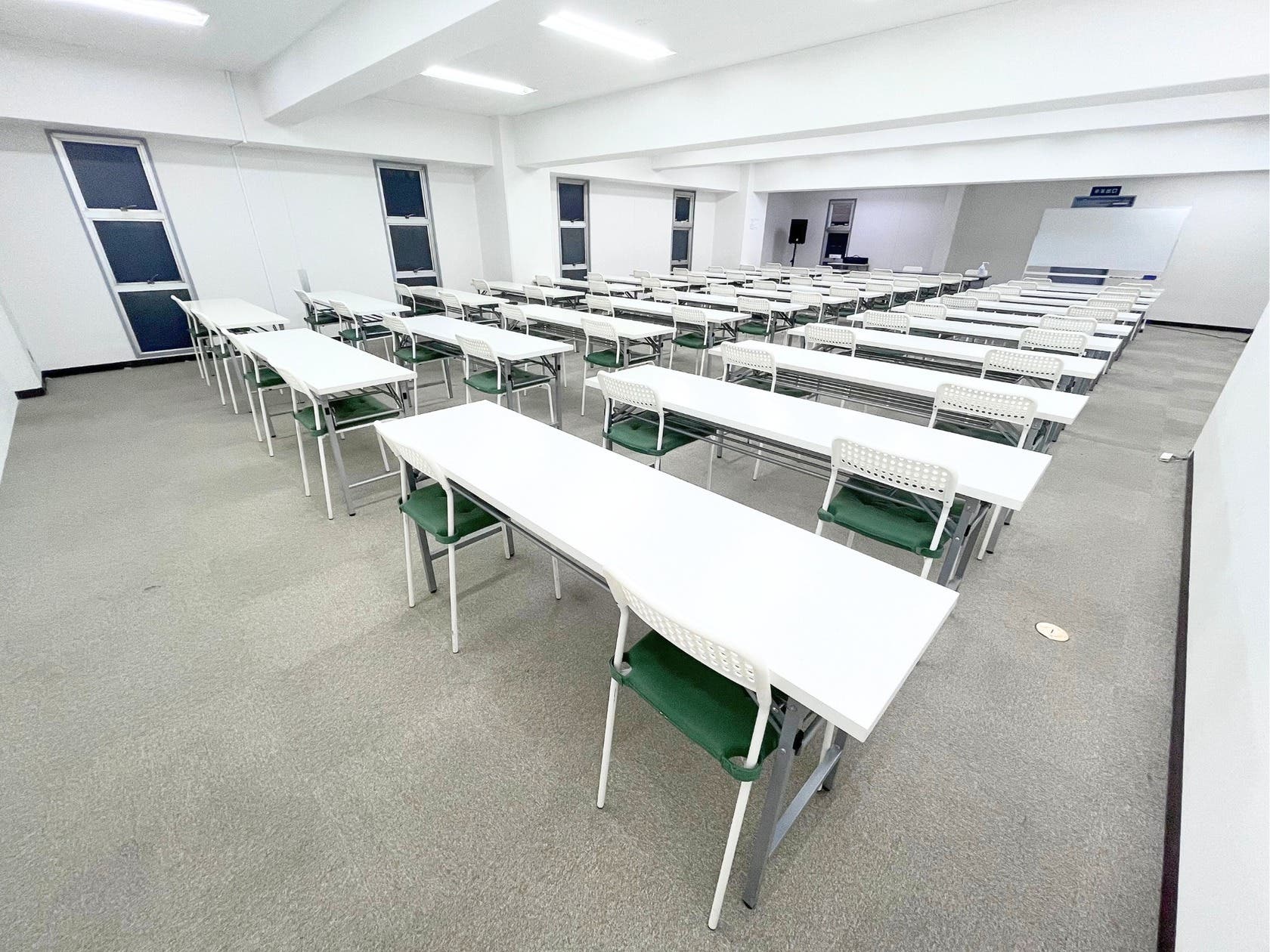 【秋葉原駅から徒歩8分・102名利用可⭐】設備充実⭐会議・研修・セミナー・試験・ウェビナー・説明会■3階B会議室の写真3