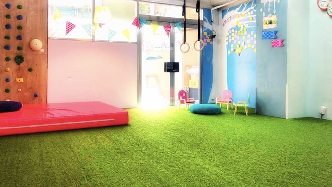 【渋谷・神宮前】ママ会・子連れイベント・ヨガ・研修に最適♬ボルダリング完備の芝生の広場!彡の写真1