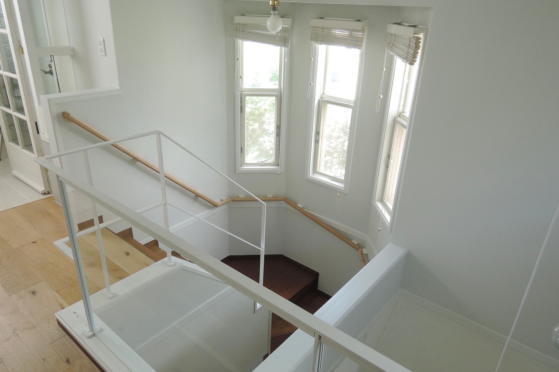 《 HOUSE124 / 2階スタジオ＋1階ダイニング 》 自然光とタイル床、ヴィンテージ窓、椅子。撮影、動画、一軒家スタジオの写真21