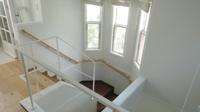 《 HOUSE124 / 2階スタジオ+1階ダイニング 》 自然光とタイル床、ヴィンテージ窓、椅子。撮影、動画、一軒家スタジオの写真21