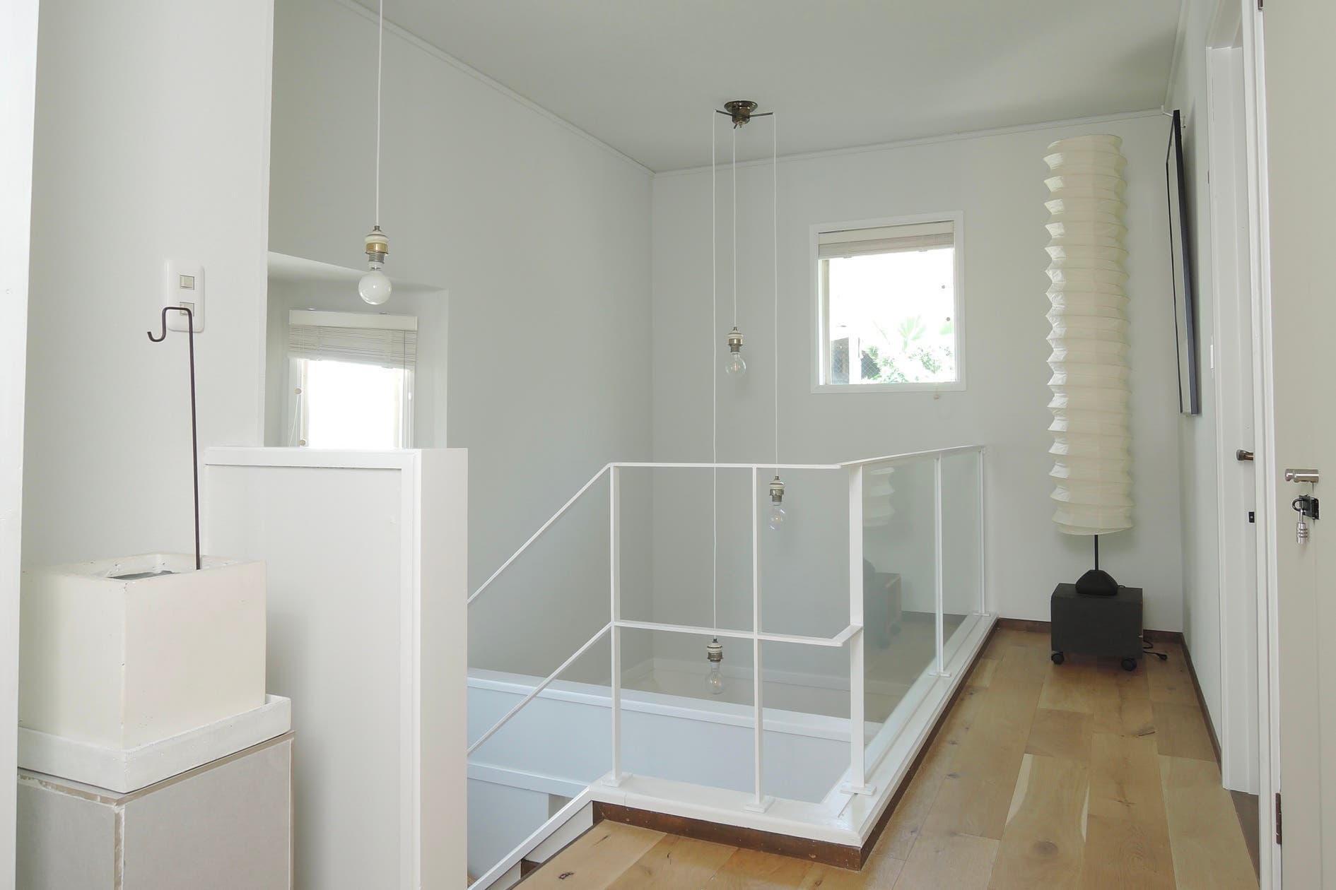 《 HOUSE124 / 2階スタジオ＋1階ダイニング 》 自然光とタイル床、ヴィンテージ窓、椅子。撮影、動画、一軒家スタジオの写真22