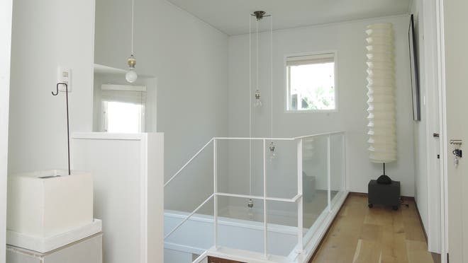 《 HOUSE124 / 2階スタジオ+1階ダイニング 》 自然光とタイル床、ヴィンテージ窓、椅子。撮影、動画、一軒家スタジオの写真22