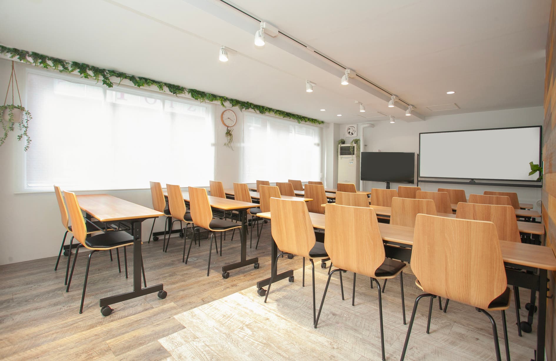 神田駅徒歩2分!/最大30名/土足利用可/会議/セミナー/面接/懇親会/ボードゲーム/女子会等/飲食お酒可/会議室KS8神田の写真9