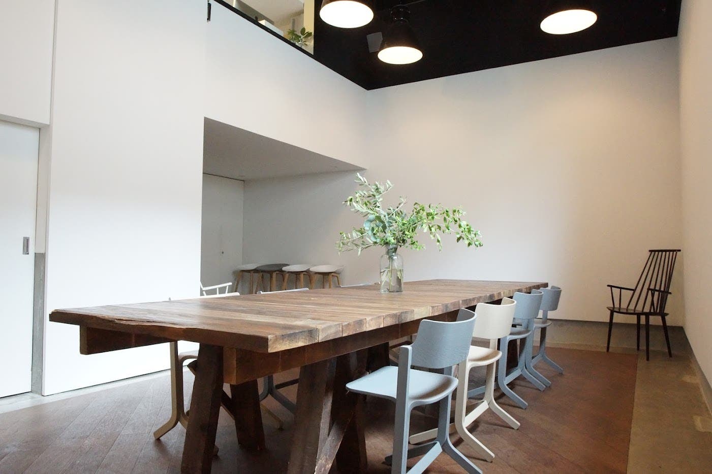 【外苑前徒歩5分】南青山のおしゃれなシェアオフィス内の会議室！天高・自然光◎VIP・取材対応に＜現代アート/本棚常設/会議利用＞の写真9