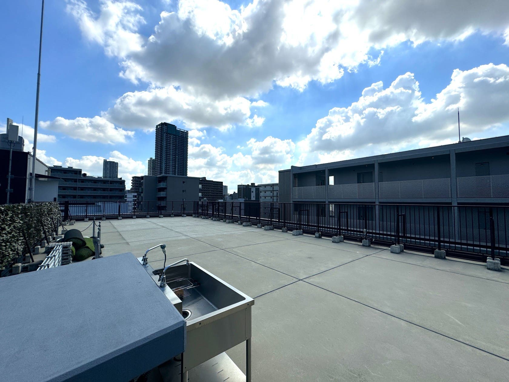 約70坪の屋上スペース！MV・PV動画撮影に人気！少人数の静かな会合など用途多数。屋上直通エレベーター・水道・コンセント完備！の写真10