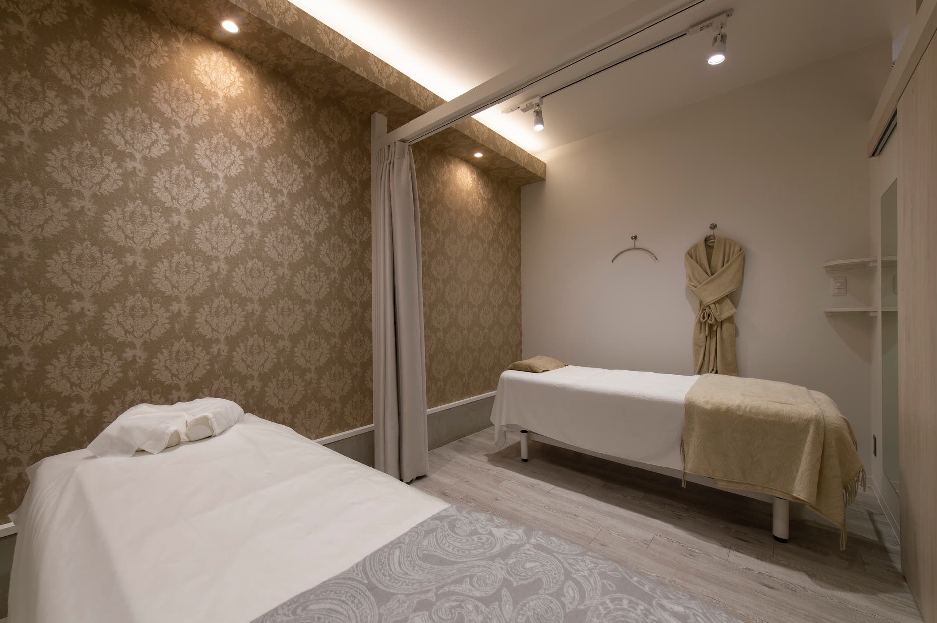 本八幡駅から徒歩5分の空間自慢のレンタルサロンの写真1