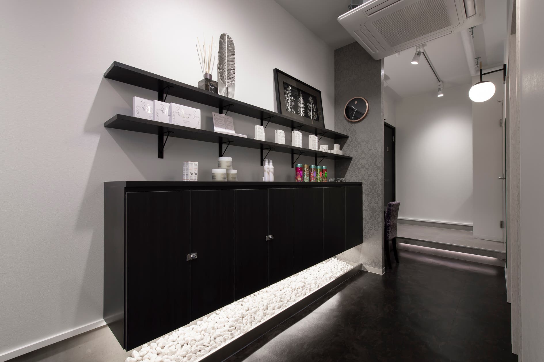 本八幡駅から徒歩5分の空間自慢のレンタルサロンの写真3