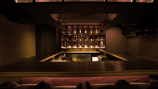 カラオケ、DJ付きの コの字型カウンターの隠れ家バー【新橋駅2分】の写真1